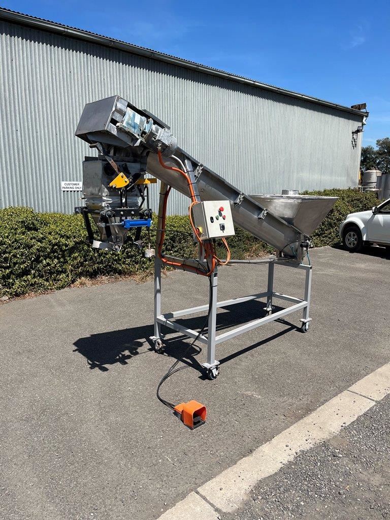 Bagging unit with SS Hopper and Screw Conveyor. |FA Maker