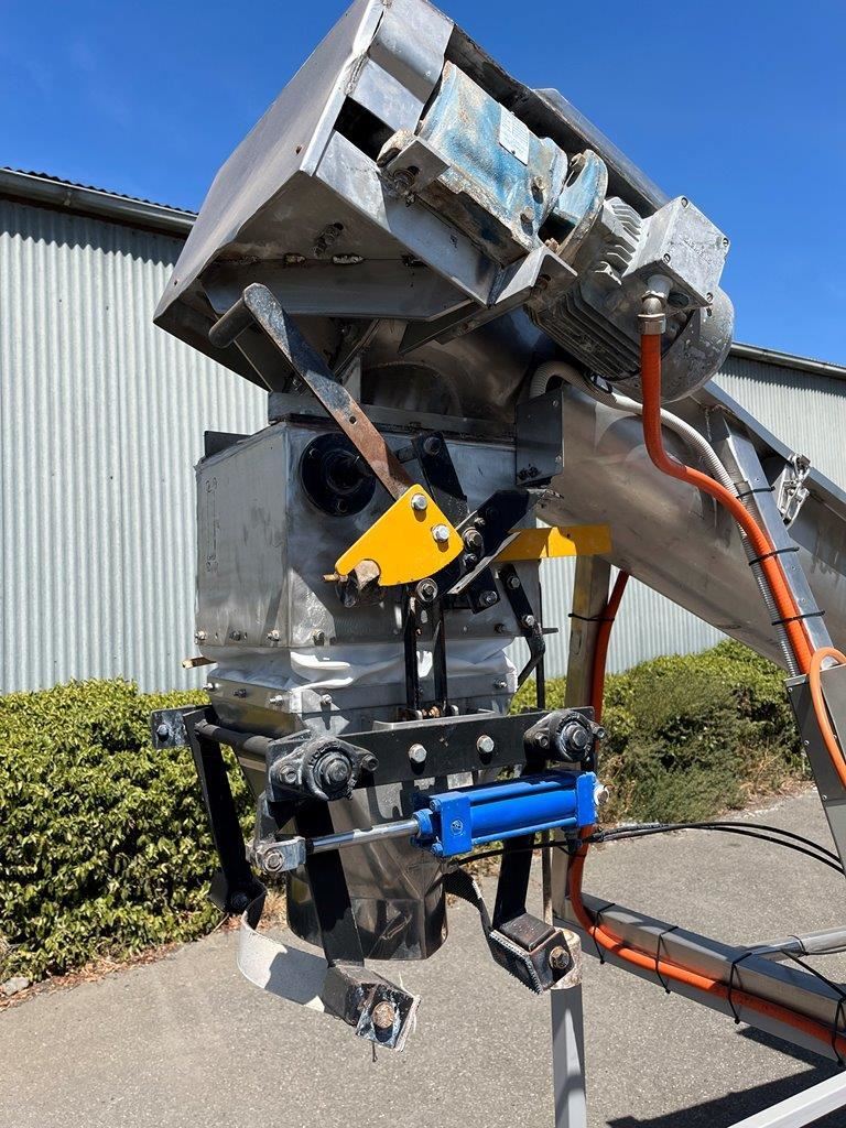 Bagging unit with SS Hopper and Screw Conveyor. |FA Maker